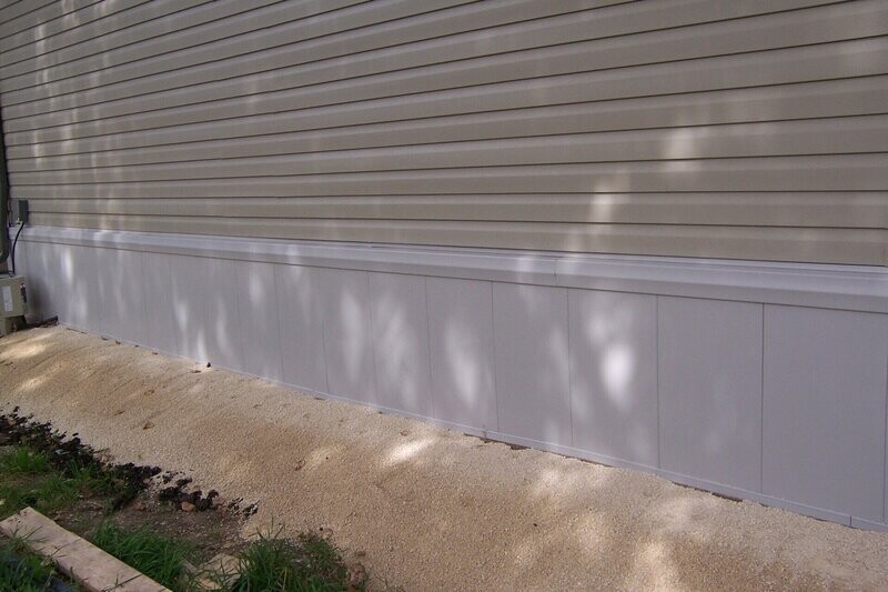 Rapid Wall Mobile Home Vinyl Skirting Top front rail