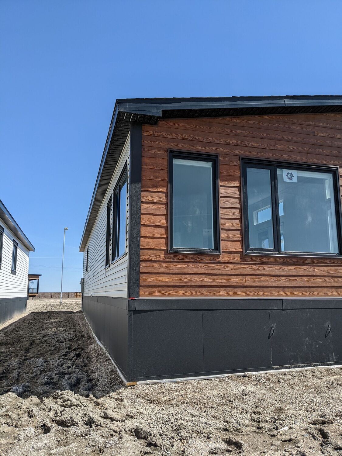 Mosaic insulated steel skirting