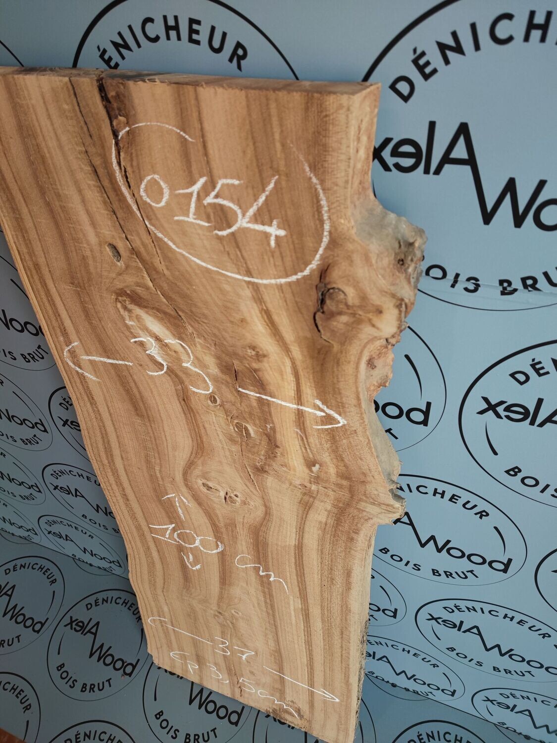 Superbes formes et veinage pour ce plateau d'orme