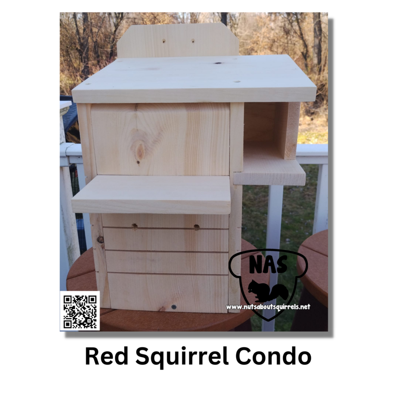 Deluxe Red Squirrel Nesting Box