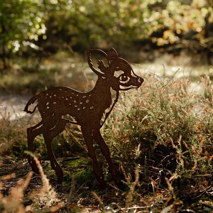 Metalen ree kalf van cortenstaal