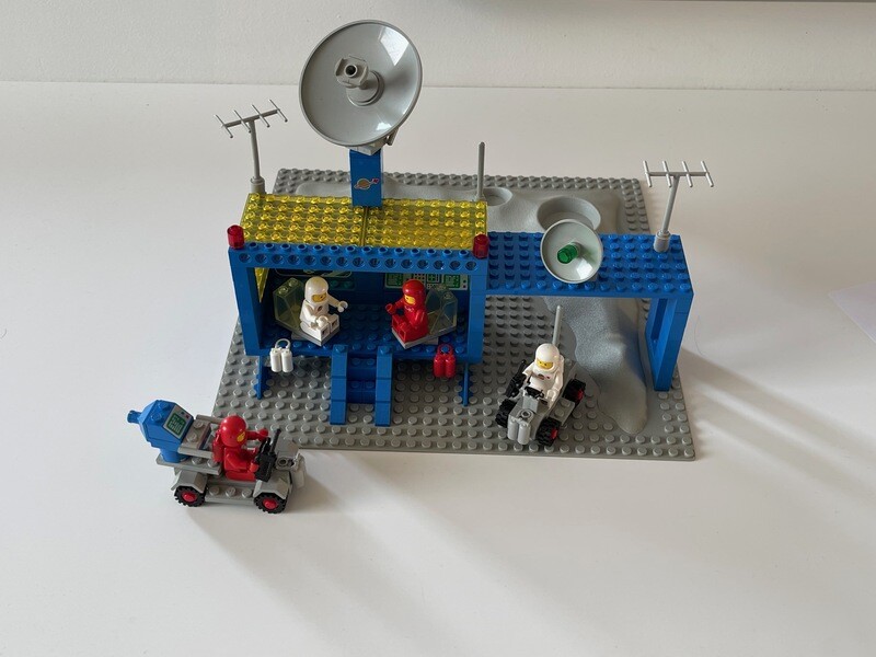 Lego 493 Space Command Center (Crater plate version)