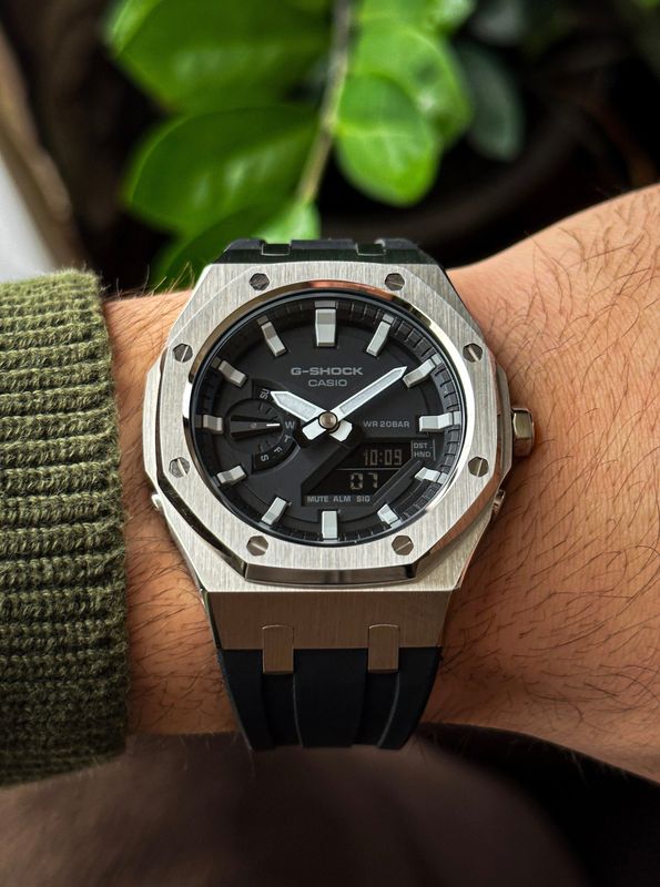 G-SHOCK CasiOak Black-Silver with black and white watch dial