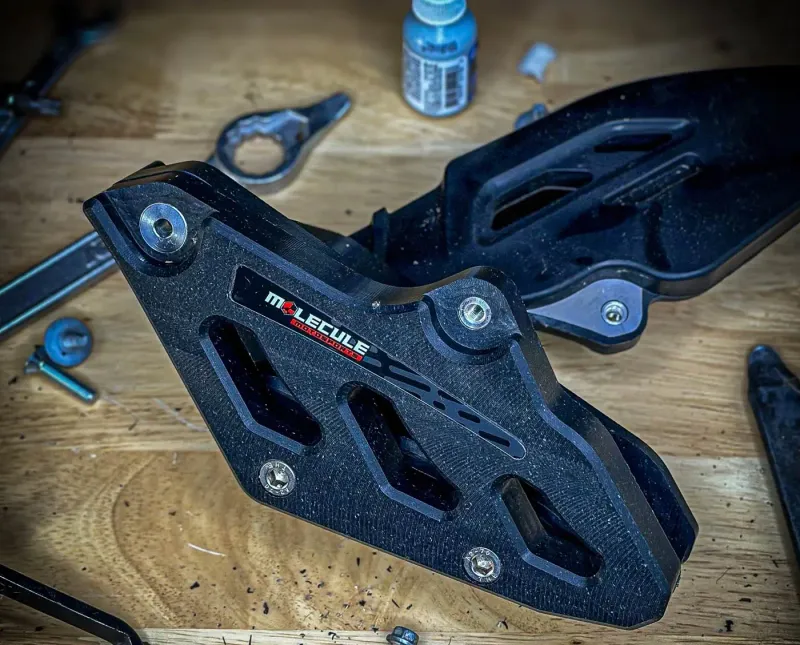 MOLECULE CHAIN GUIDE BLOCK