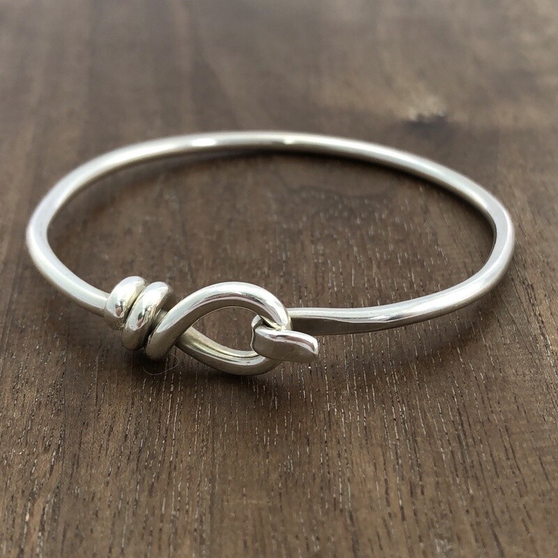 Twist & loop bangle
