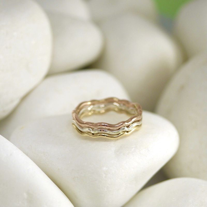 Stacking ripple rings in gold