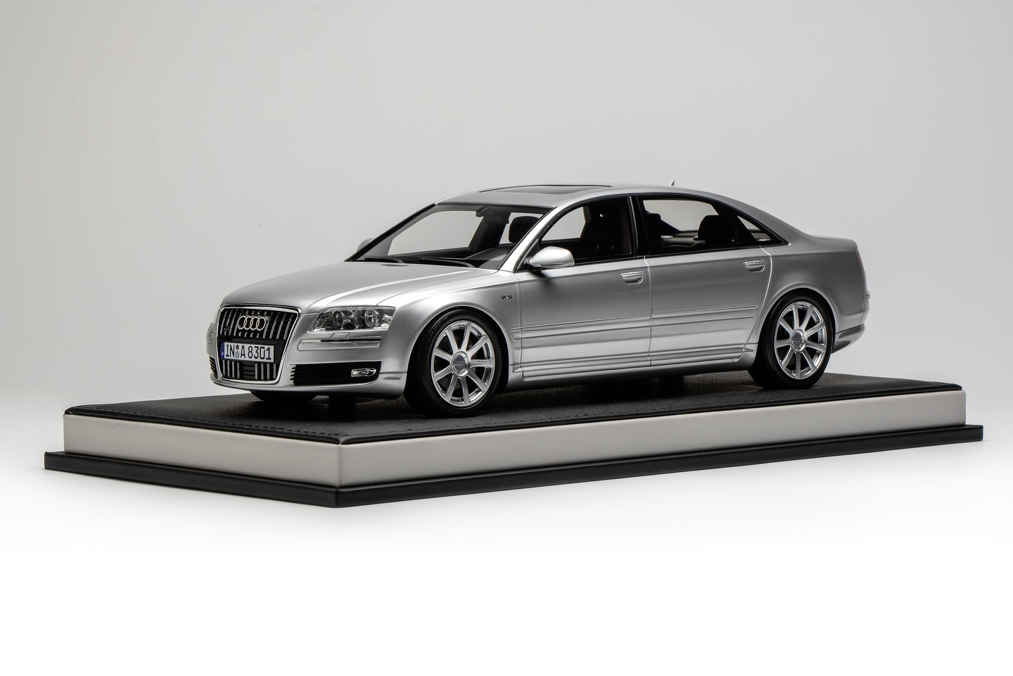 1:18 Motorhelix - 2008 Audi A8L W12 Quattro Ice Silver