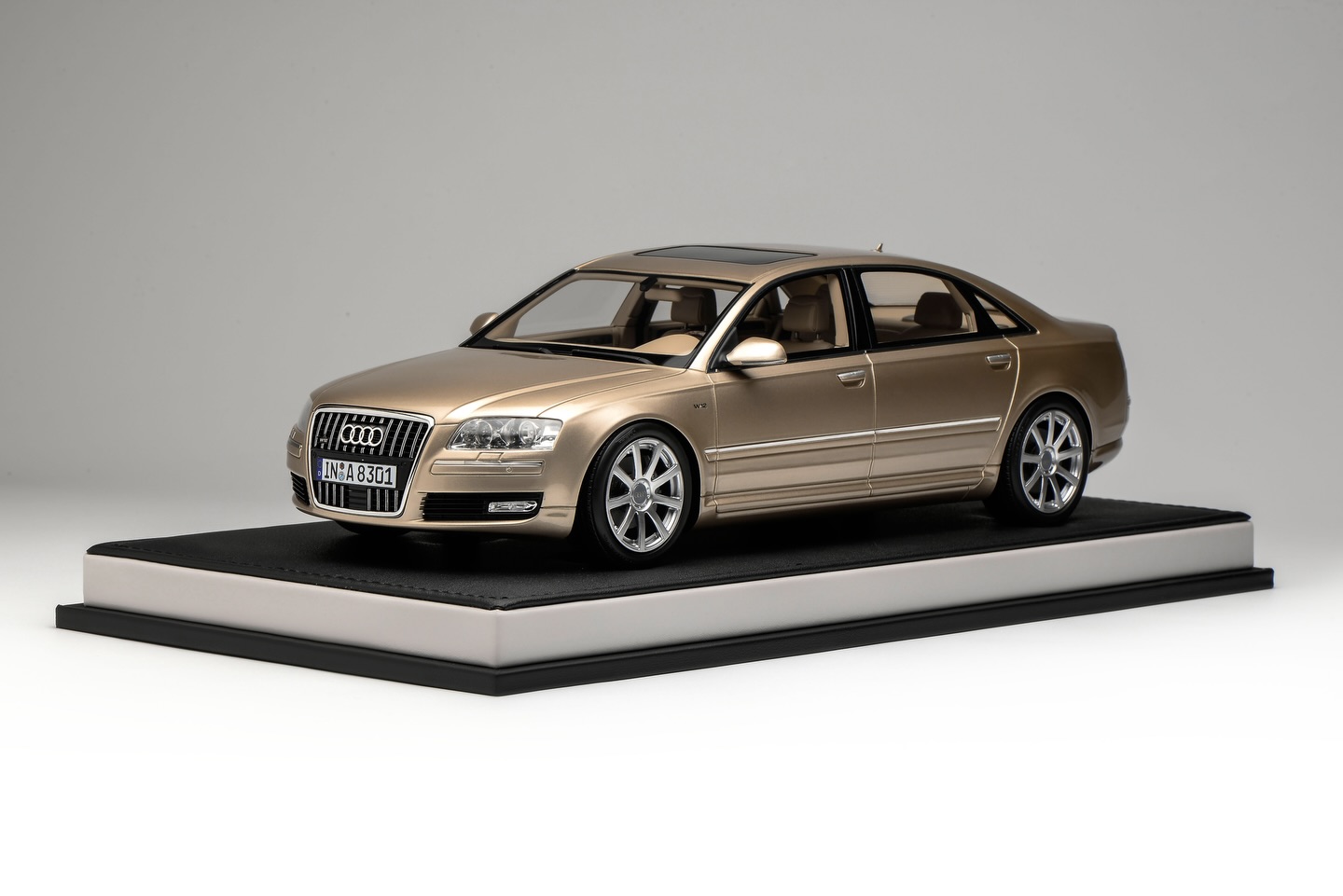 1:18 Motorhelix - 2008 Audi A8L W12 Quattro Ice Silver