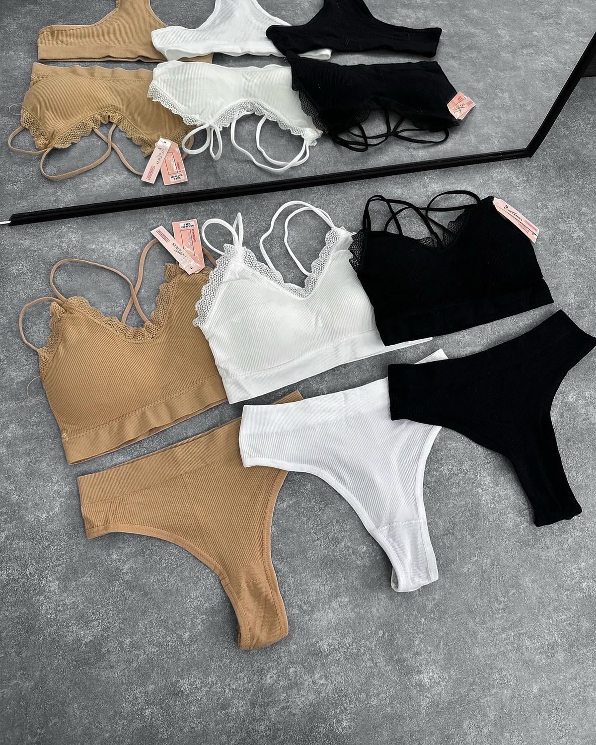 Conjunto de ropa interior elastizado con encaje.