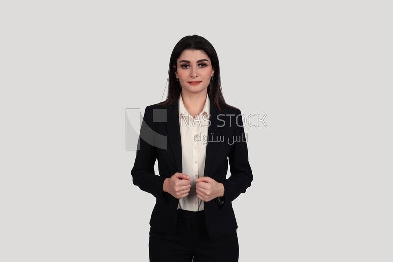 صورة سيدة أعمال ترتدي ملابس رسمية تقف على خلفية بيضاء ، وتطوير الأعمال