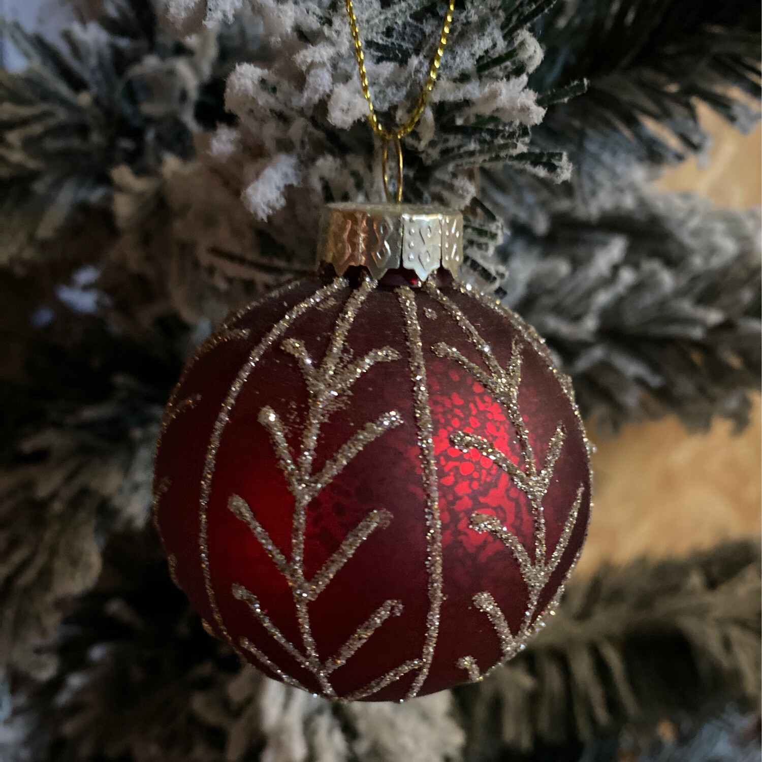 Boule rouge et or trait