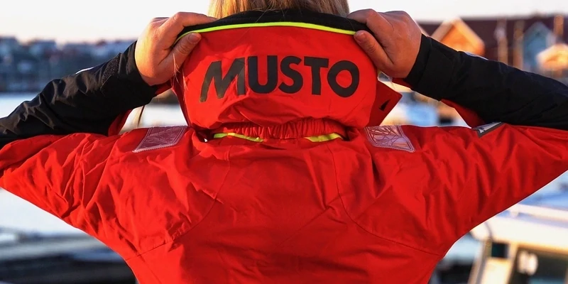 Offshore Clothing | High-quality Life Jackets for Professionals