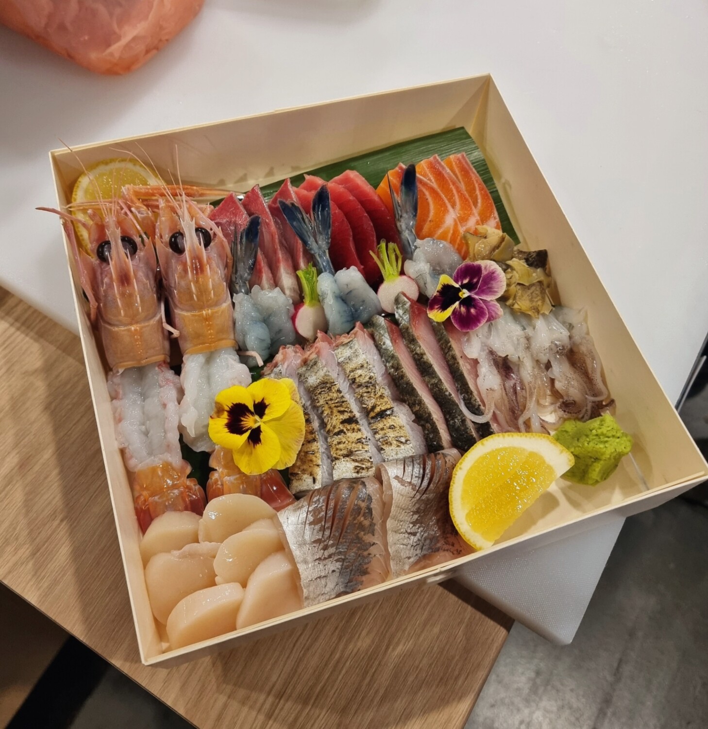 Deluxe Sashimi Box 30 pcs