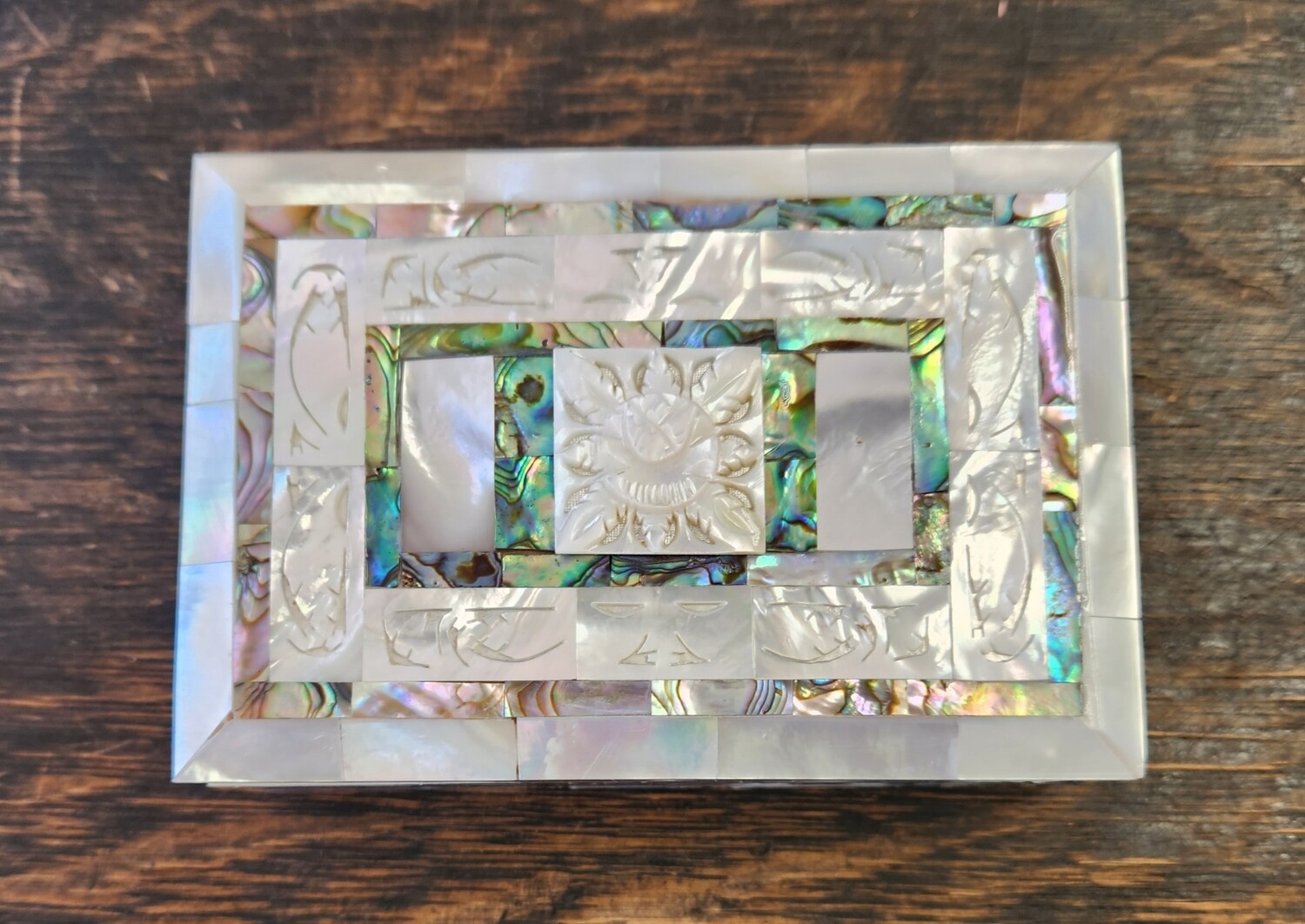Abalone / Mother of pearl inlay