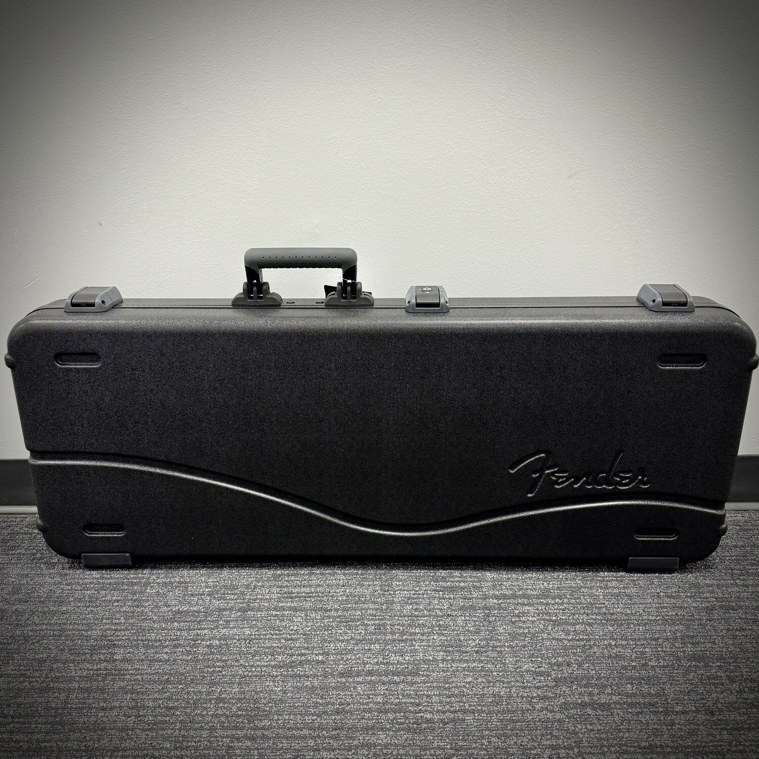 Fender Deluxe Molded Strat®/Tele® Case, Black