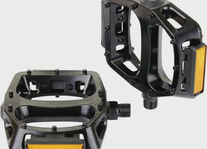 Alloy platform pedals with moulded pins, 9/16 inch thread