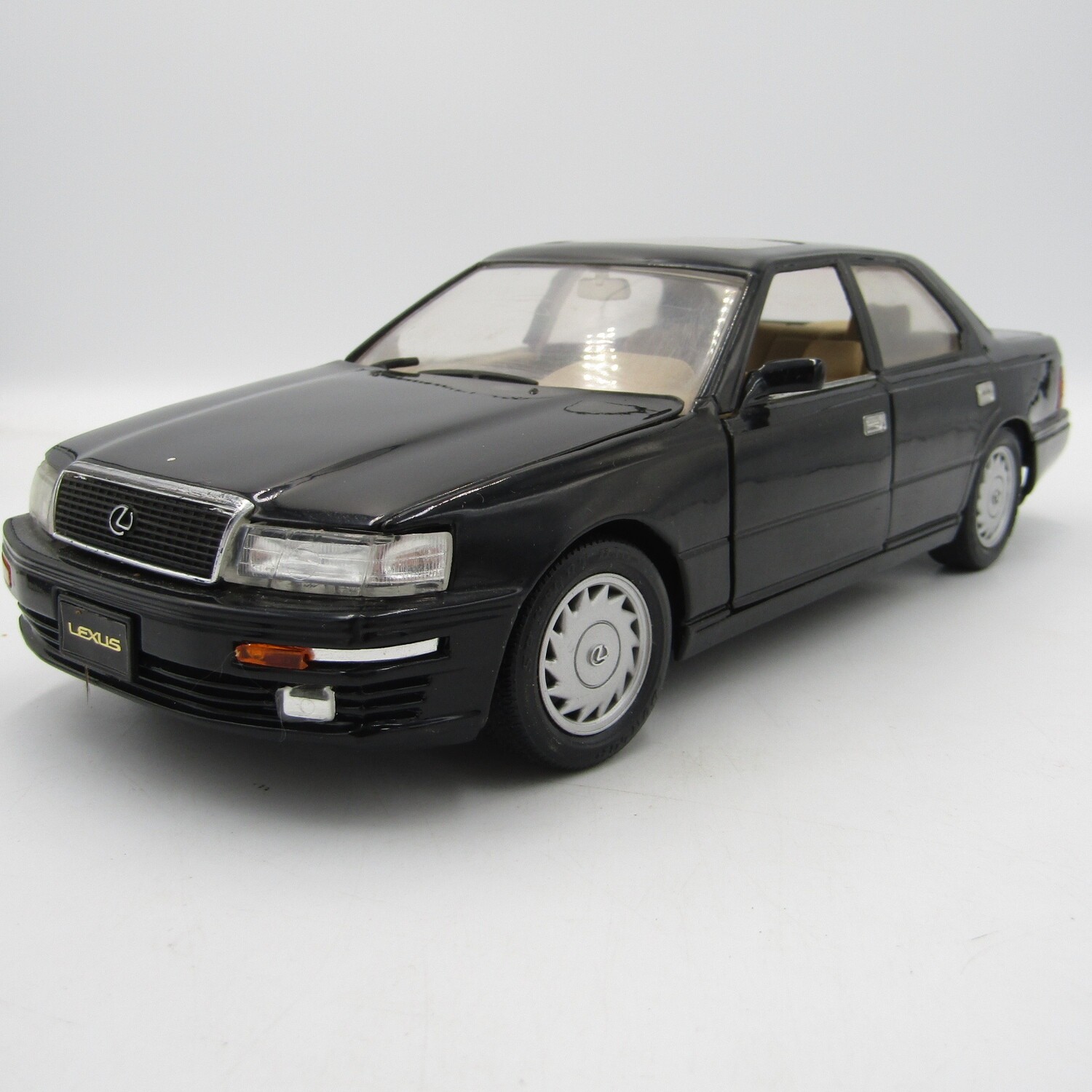 Road Legends Lexus LS 400 die-cast model car - scale 1/18