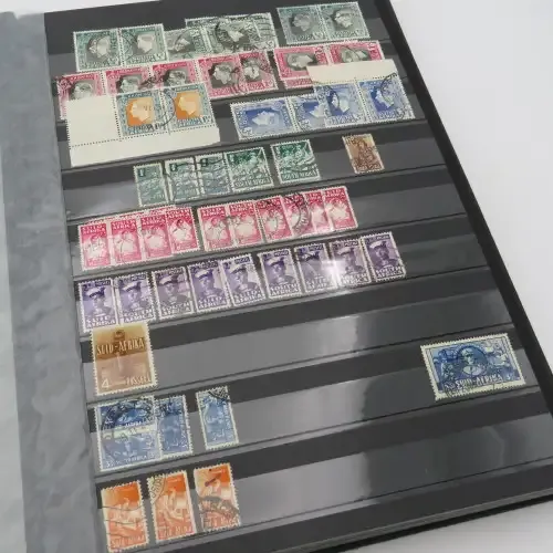 Stamp album with 32 pages - Well over 1000 South Africa stamps - Many mint