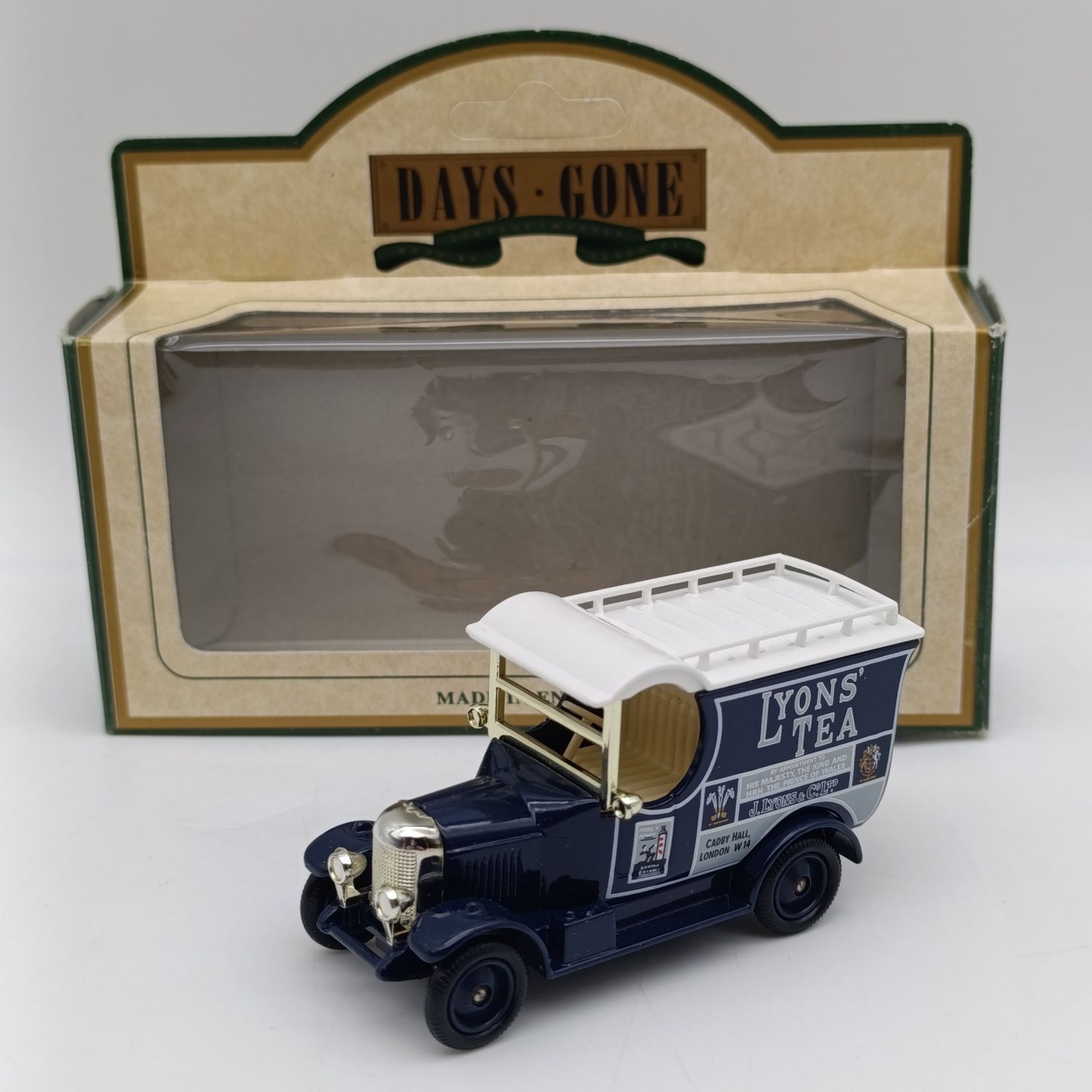 Lledo 1926 Morris Bull nose Lyon's Tea delivery van model car in box