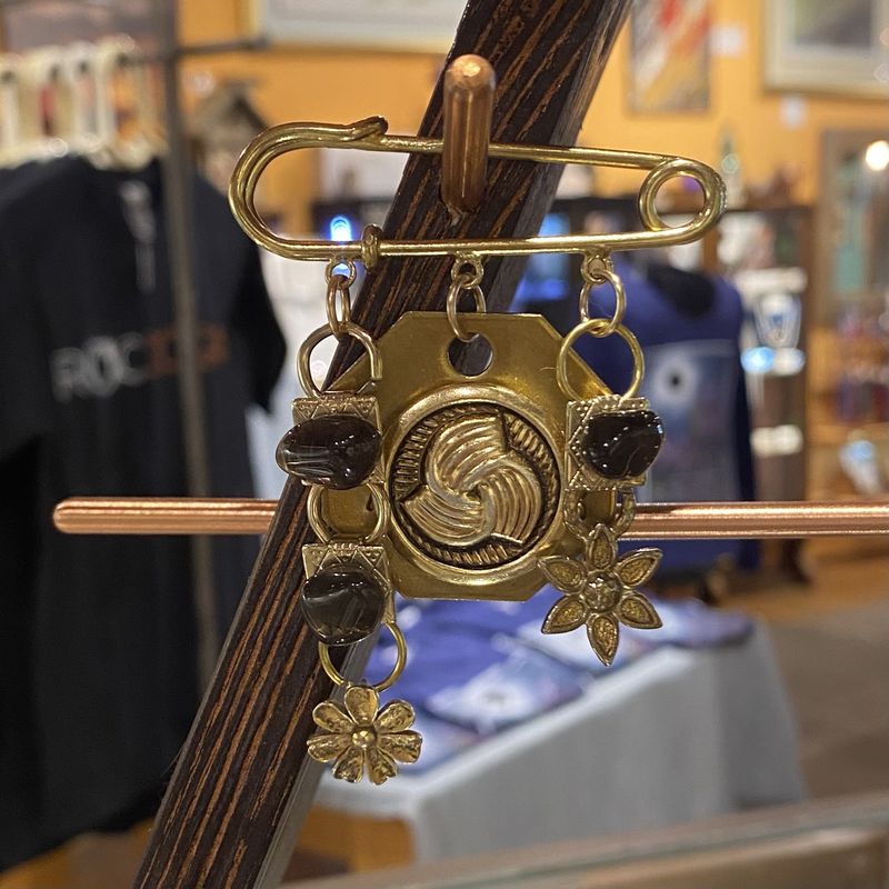 JUEKOFF Brass Flower Pin