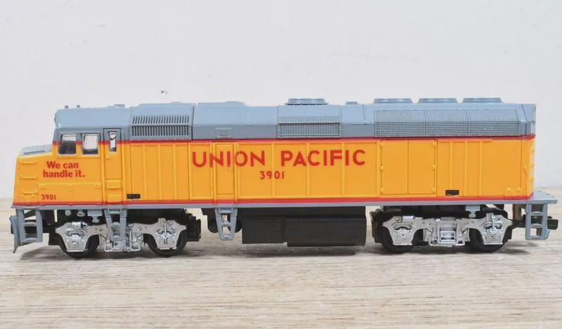Used HO Life-Like UP/Union Pacific EMD Diesel Locomotive #3901 TESTED/RUNS