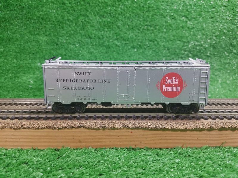 Used HO Athearn SRLX 15650 Swift 40' Single Plug Door Steel Reefer