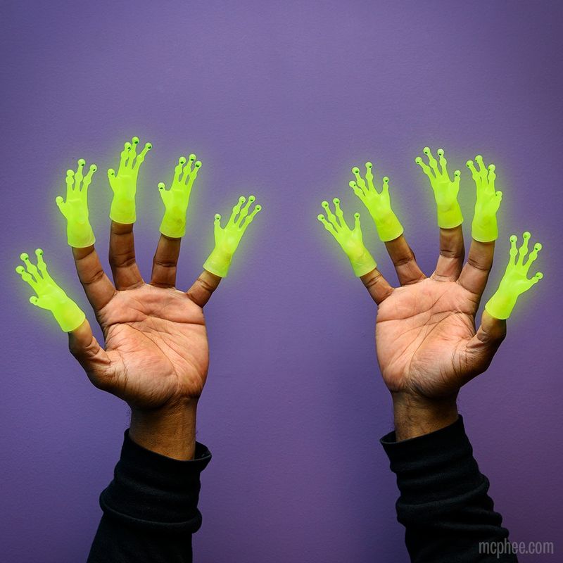 Glow-in-the-Dark Alien Finger Hands Assorted