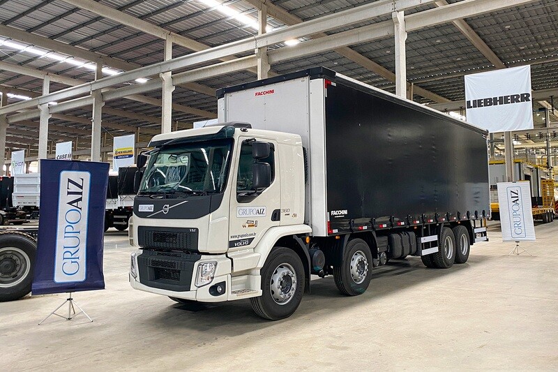 Caminhão Volvo VM 360 8x2 23/23 Baú Sider Facchini