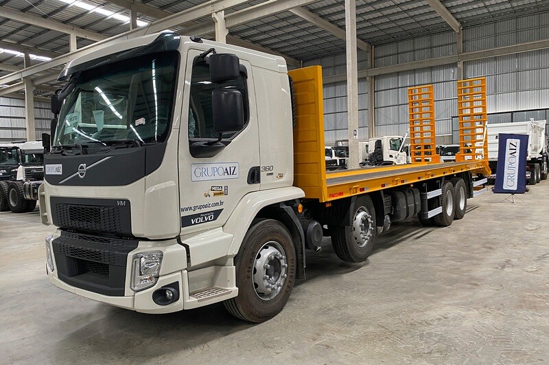 Caminhão Volvo VM 360 8x2 23/23 Prancha Carrega Tudo Facchini