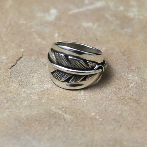 Wide silver ring w/ raised feather design