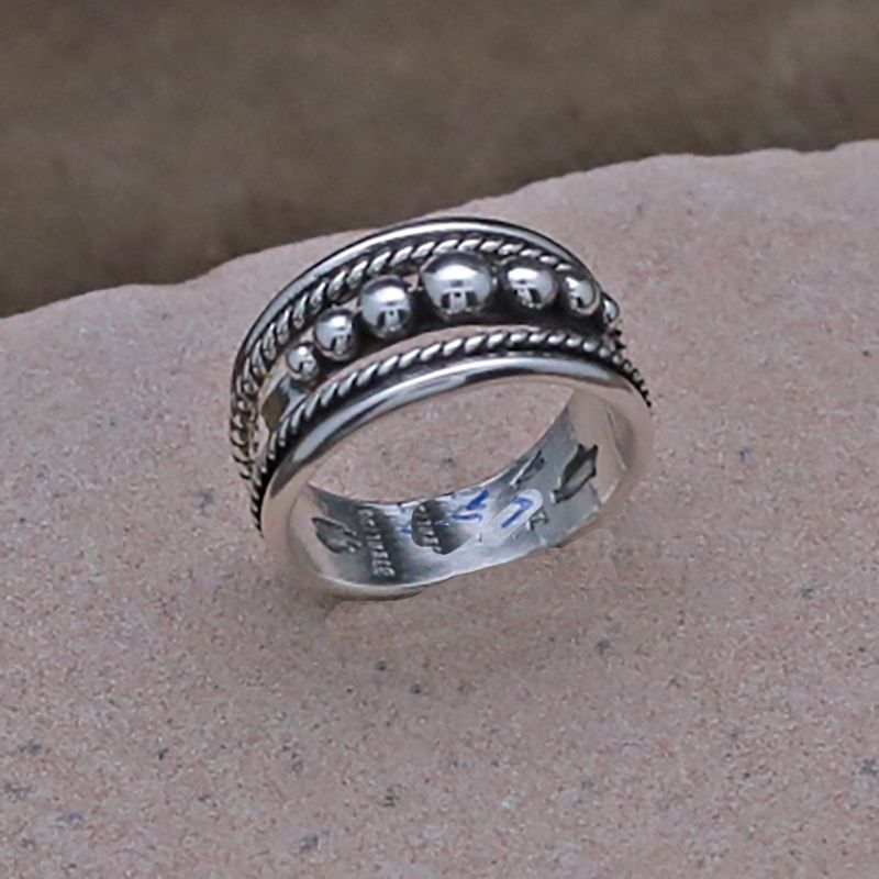 Split band ring w/bead design