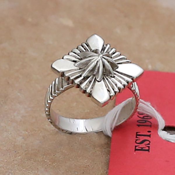 Silver ring w/ Detailed stamping