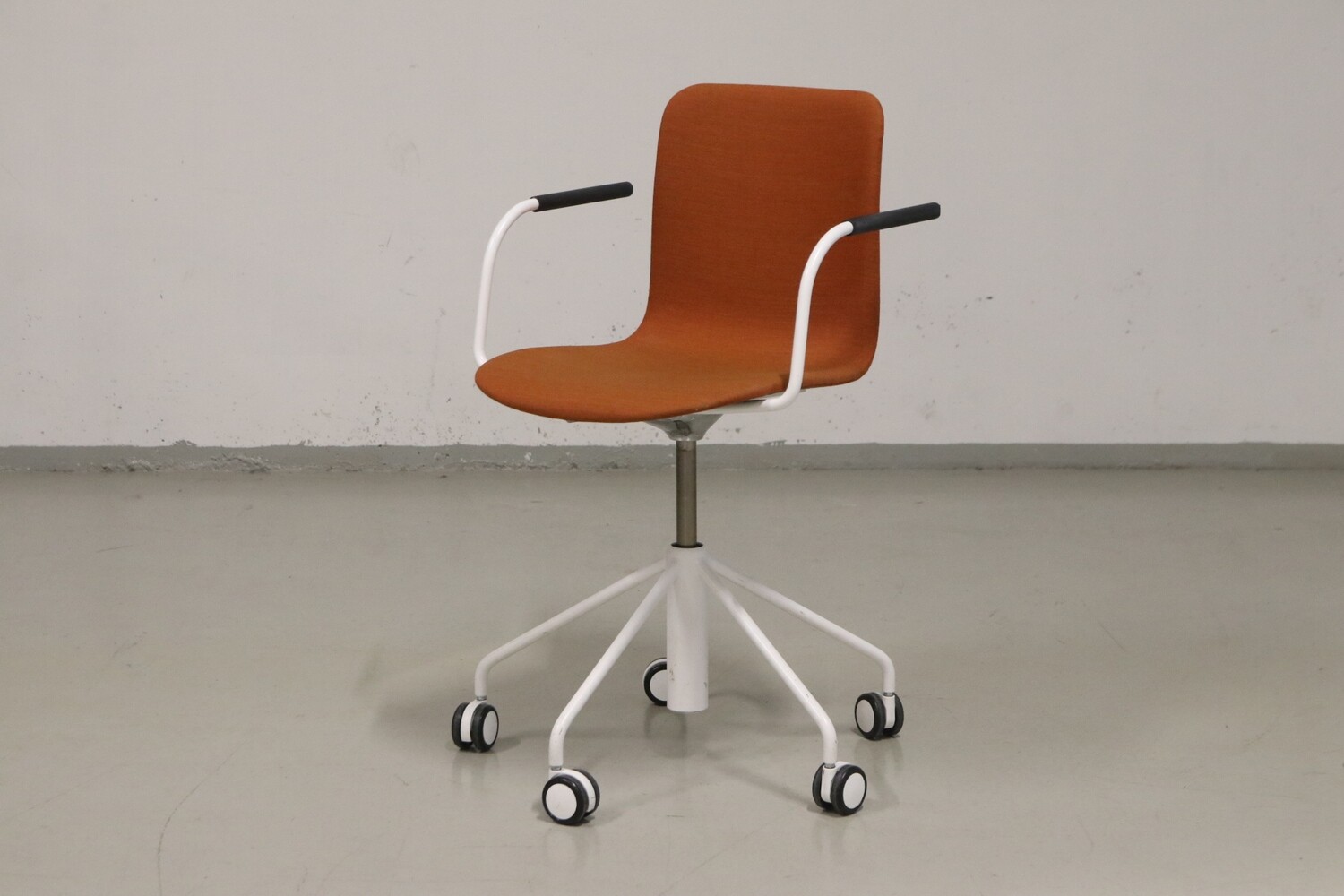 Suomen Kalustekeskus | Kalusteita asiakkaiden ehdoilla