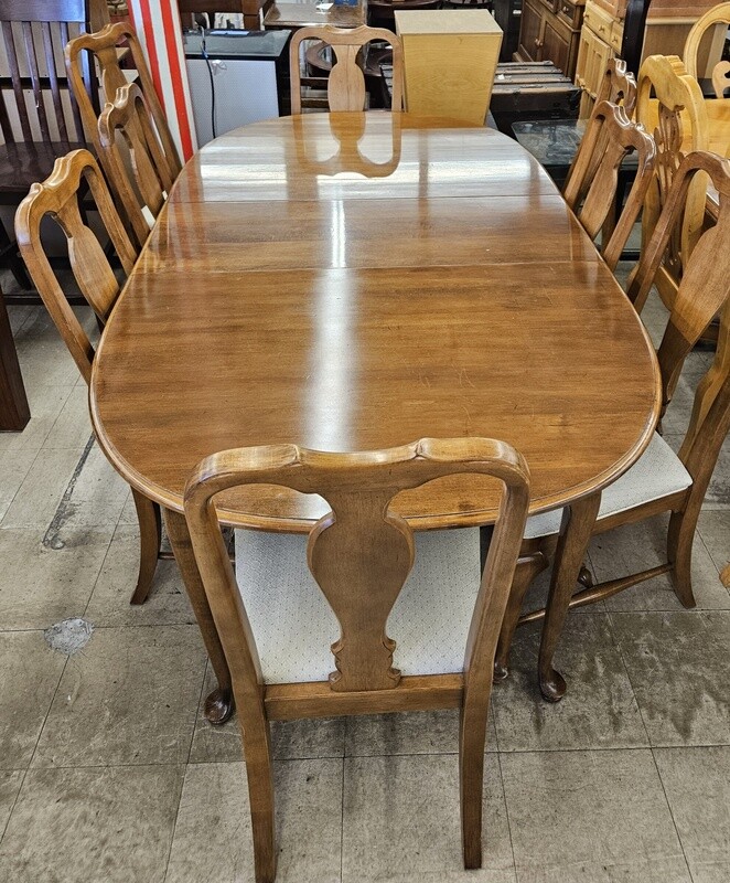 Queen Anne style Dining Table & 8 chairs