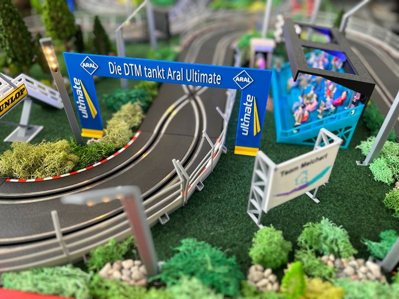 ARAL Box Pit Lane Banner Nürburgring kompatibel mit DR!FT Sturmkind 1: ...
