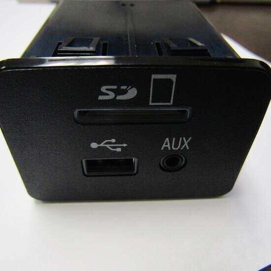 CHRYSLER 2013-2016 DODGE RAM 1500 2500 3500 4500 5500 AUXILIARY MEDIA HUB