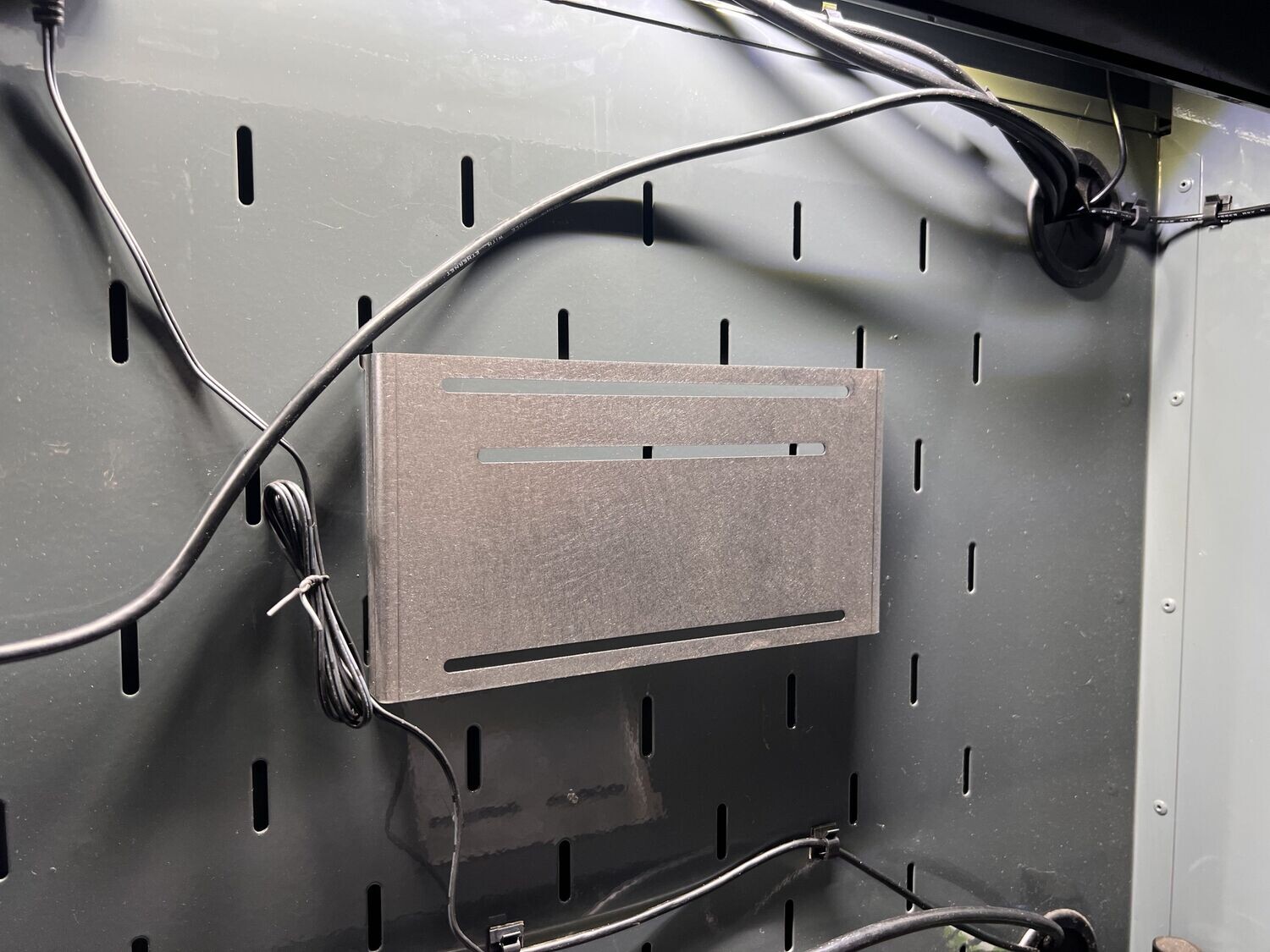 US General/Icon Hutch Computer Monitor Mount