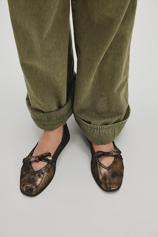 Mania Bow Flats // Bronze Age Metallic Suede