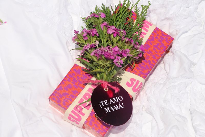 Cajita con mini galletas, toppings y mini ramo