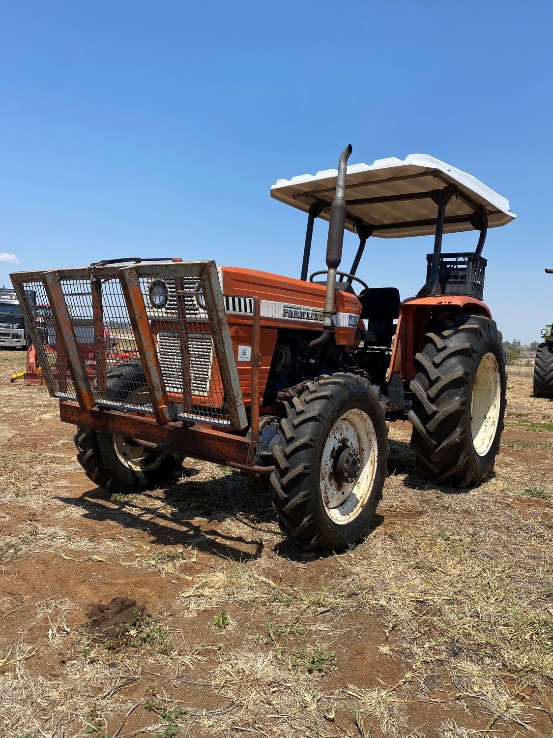 Universal Farmliner 445 tractor