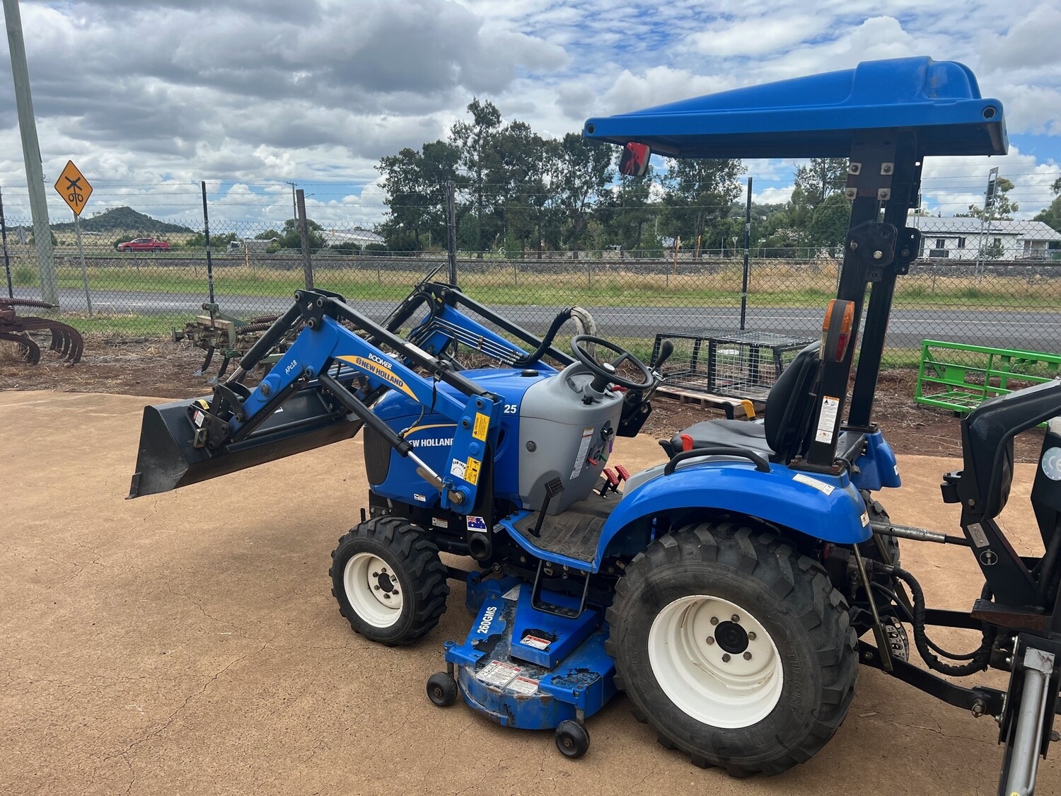 New Holland Boomer tractor w/ FEL & slasher