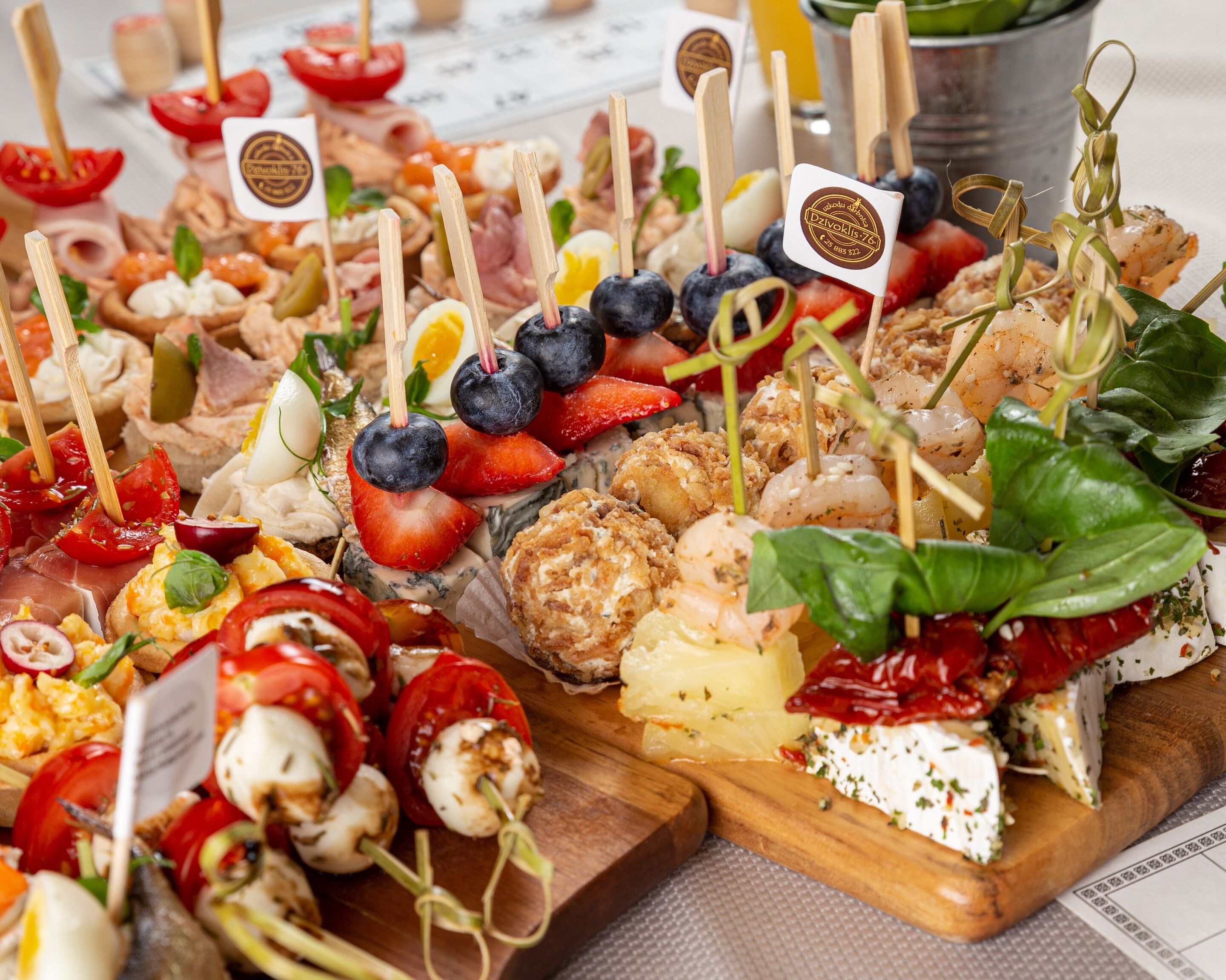 UZKODAS & UZKODU PLATES SVĒTKU GALDAM